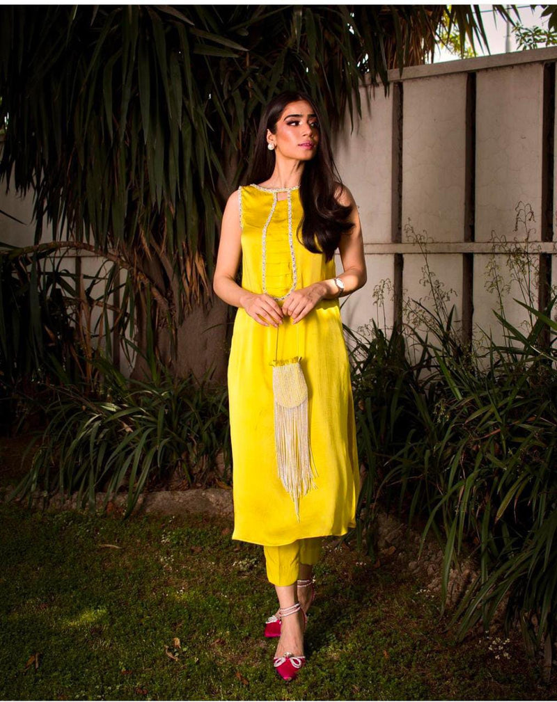 NEON YELLOW – Mannequin